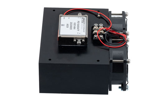 5 W P1dB、2 GHz 〜 6 GHz、大電力増幅器、ヒートシンク付き、SMA、40 dB ゲイン、44 dBm IP3