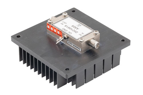 温度利得調整 低ノイズアンプ, 4 GHz ～ 12 GHz, 35 dB 最小利得, P1dB 20 dBm, SMA, ヒートシンク付